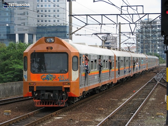 KRL JABODETABEK−HOLEC